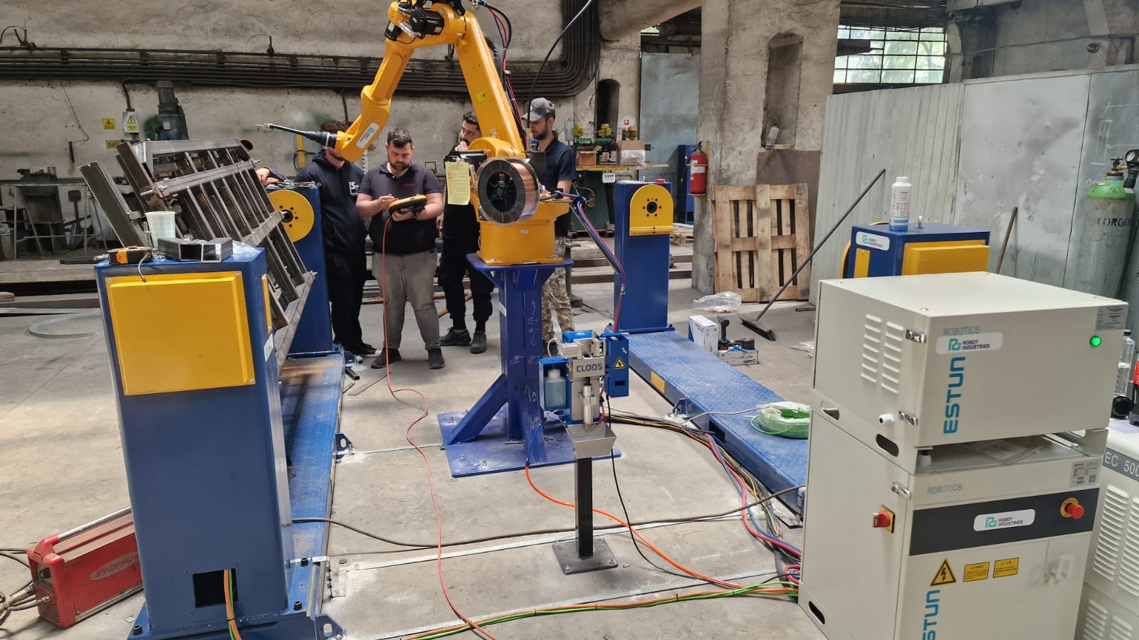 Discover our welding robots, designed to revolutionize your operations. | robotindustries.com